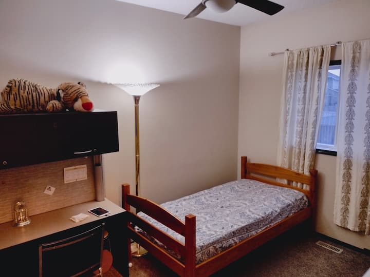 Chic Bedroom In Great Location! - Westlake