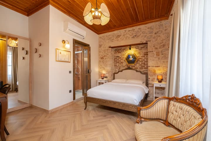Antik Roma ŞEhrinde 100 Yıllık Konak’ta Otel Odası - Antalya