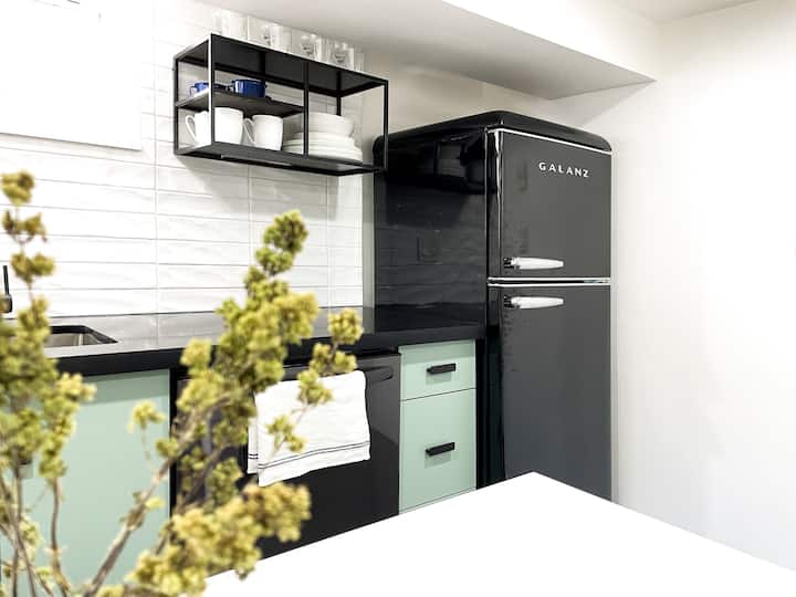 Bright & Modern Stay In West End Toronto - Toronto