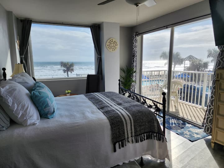 Beachfront, Balcony, 2 Pools, Queen Bed, Smart Tv - Florida