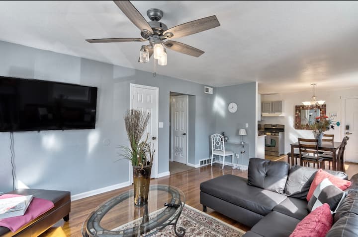 Super Spacious  Apartment - Kansas City, MO