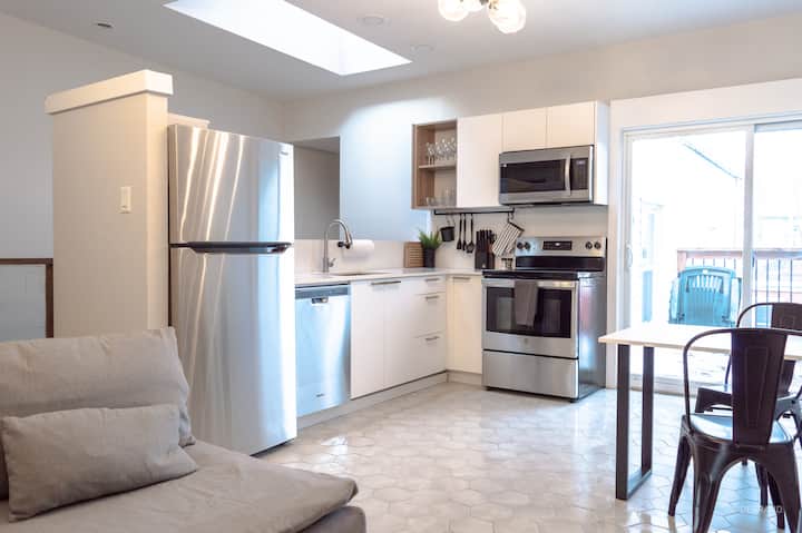 Skylights And Patio In Downtown Halifax (Spacious) - Halifax, NS, Canadá