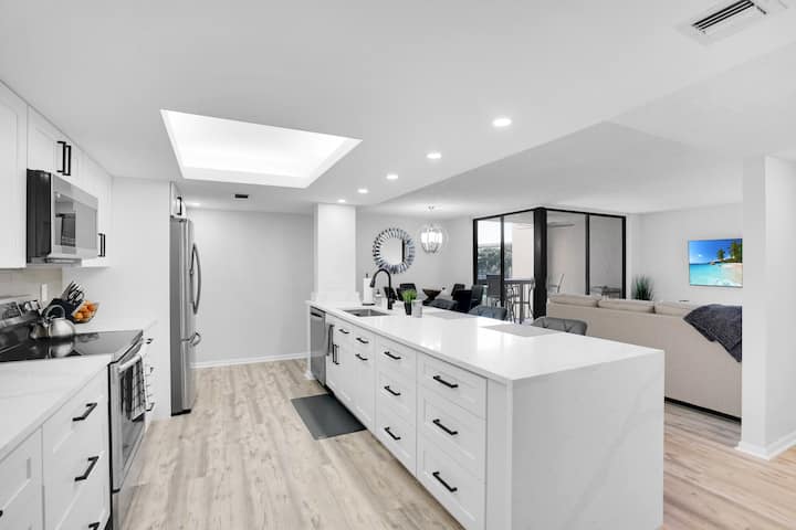 Beautiful Paradise- Remodeled 2 Bedroom + Pool - Delray Beach, FL