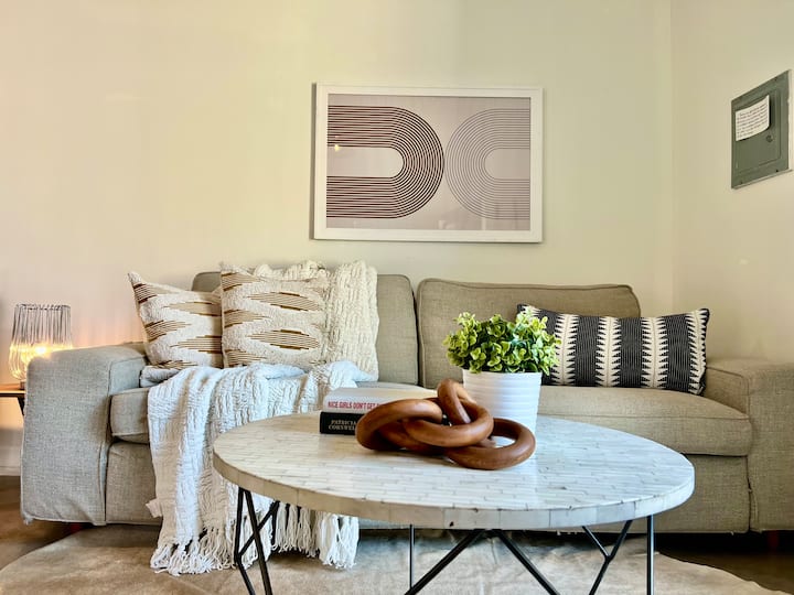 Stylish Modern Cottage - Oakland, CA