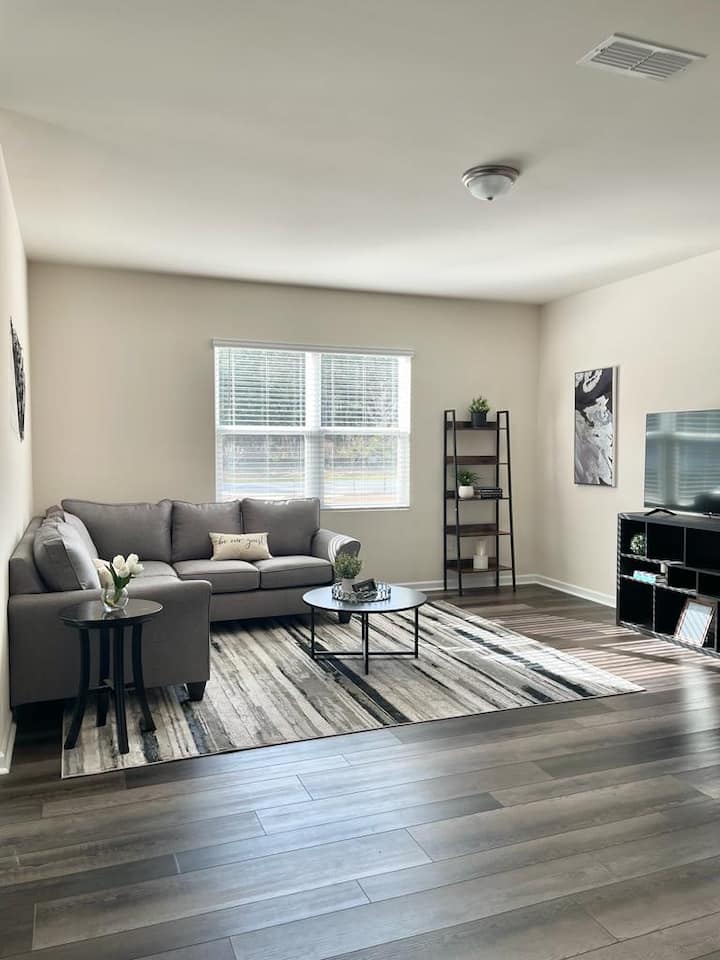 New Spacious Home Close To Dt Raleigh - Raleigh, NC