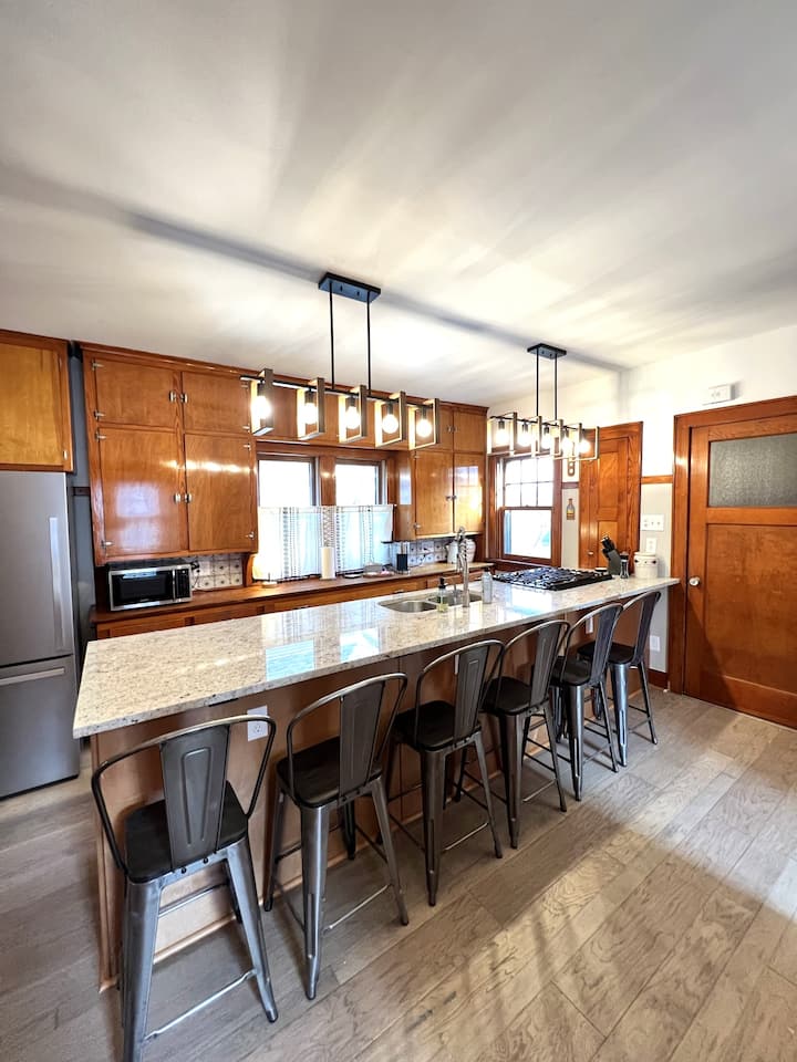 Eclectic Hipster's Paradise - Riverwest 2 Bedroom - Milwaukee, WI