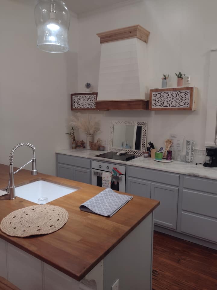 2 Bedroom/2 Bath Boho Near Airbus & Civic Center - Mobile, AL