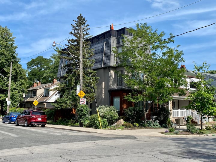 Modern 2 Bedroom Apartment Minutes To Danforth - Toronto, ON