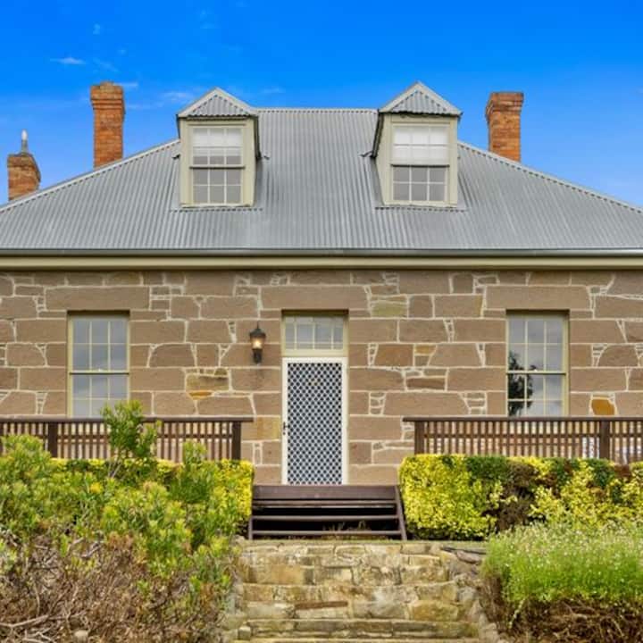 Timeless And Contemporary Renovated Home - Hobart