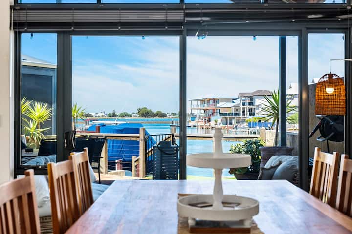 3 Bedroom Executive Holiday Home On The Canals - Mandurah