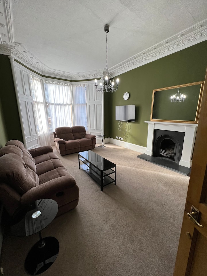 Spacious Apartment In West End - グラスゴー