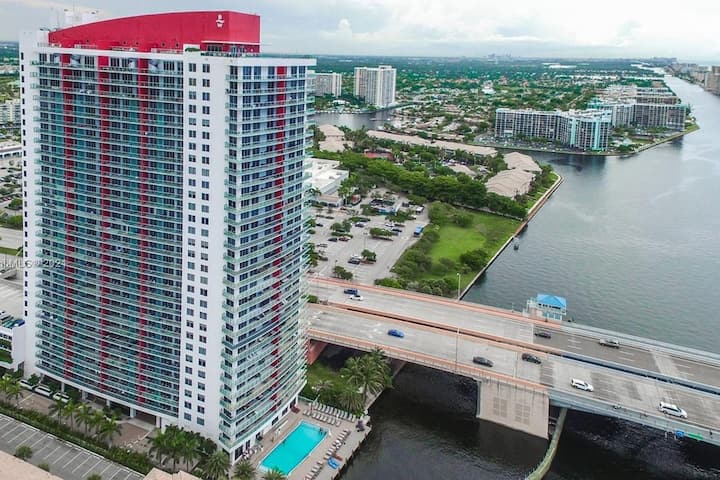 1802bw · Ocean Front Luxury 3br 3ba Condo With Wat - North Miami Beach