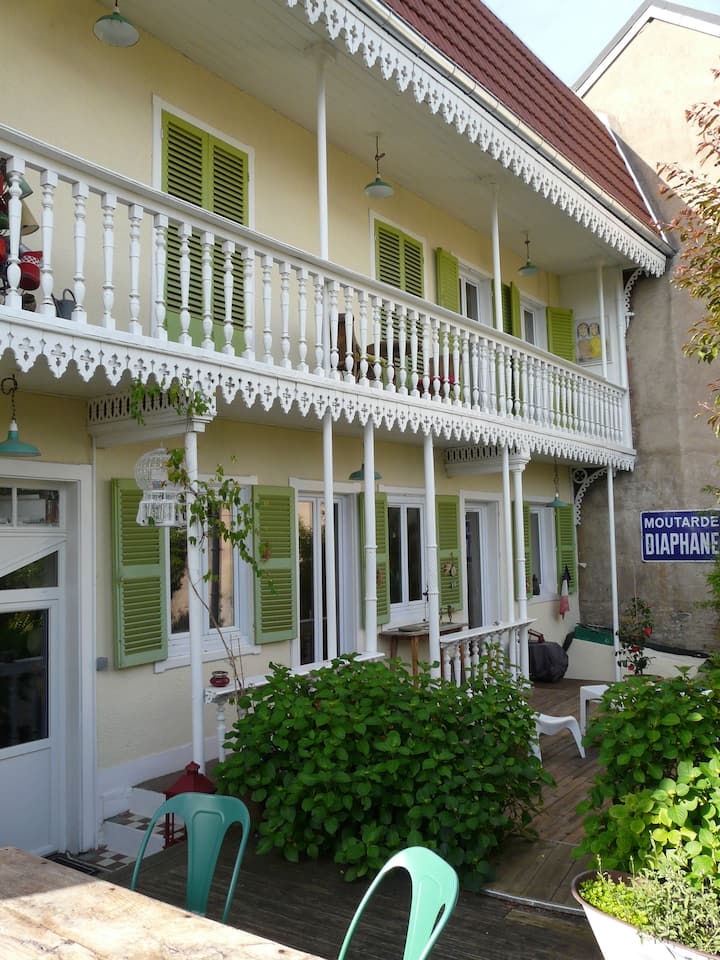 Jolie Chambre Sous Les Toits Avec Petit Déjeuner - Besançon