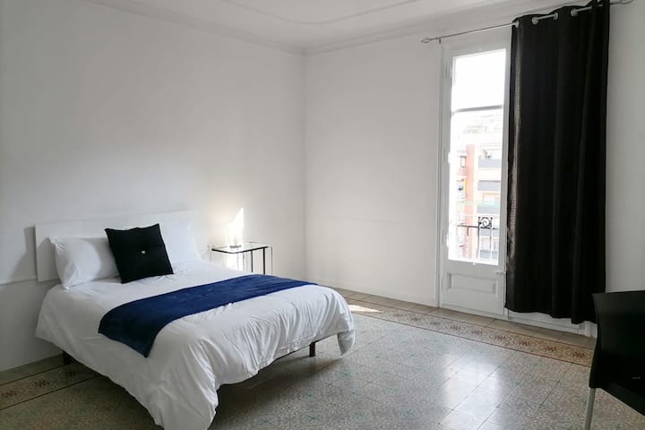 25m2 Sunny Room, Private Fridge, Single Use - Barcelona
