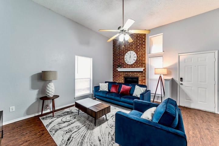 Modern Townhouse 5 Min Walk To At&t Stadium - Globe Life Park - Arlington