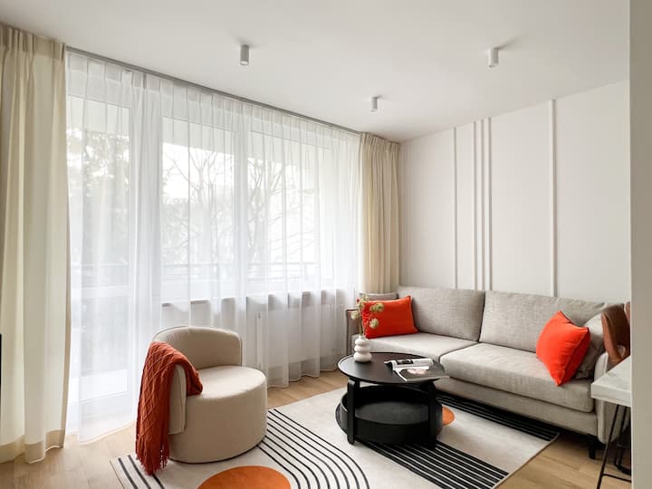 Gustowny Apartament Przy Metrze - Warsaw