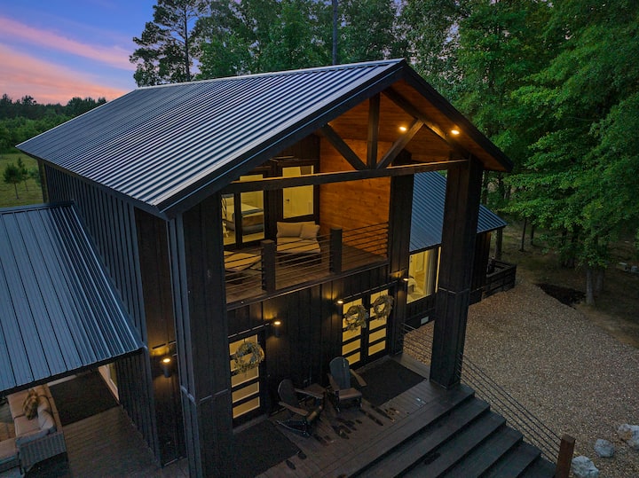 Secluded 3br: 2 King Beds, Hot Tub, Arcade, Deck - United States