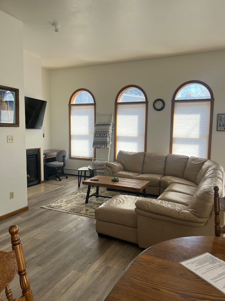 Renovated & Spacious Apartment - Golden, CO