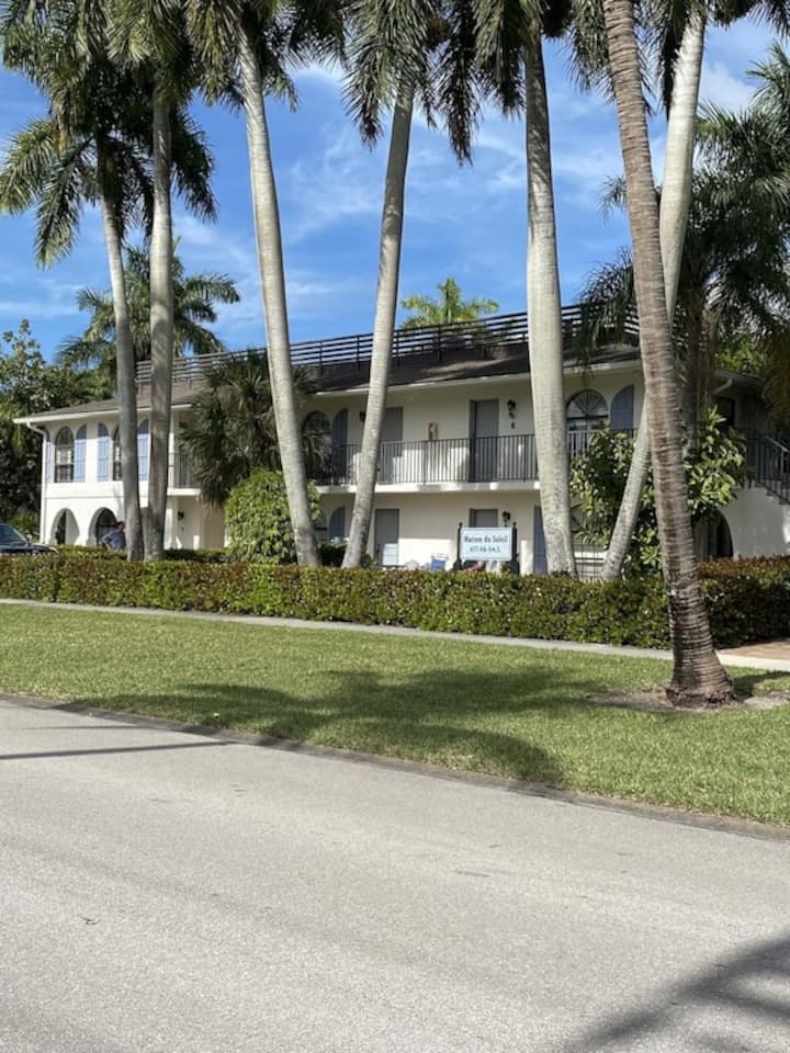 Beach Getaway In Olde Naples - Naples, FL