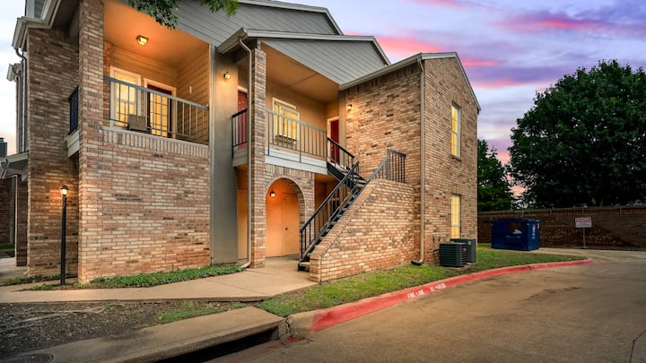 Beautiful And Spacious Condo In West Plano. - Plano, TX