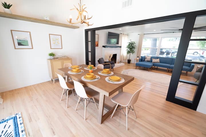 The Howard Oak Pool Home - Visalia, CA