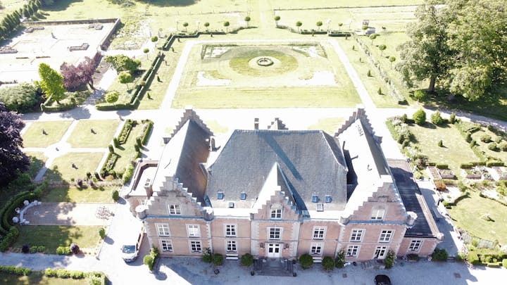 Une Vie De Château En Famille - Huy