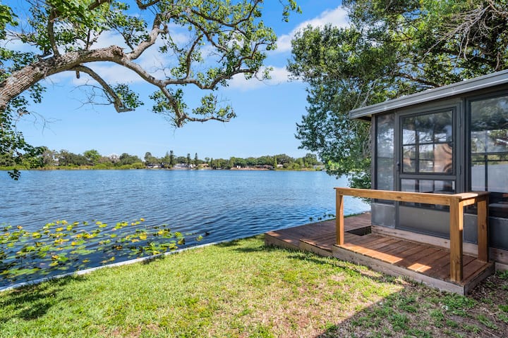 Charming Lakefront Cottage With Stunning Views - Lakeland, FL