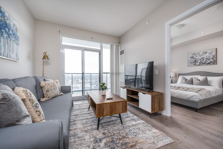 Luxurious 1+den, 1 Bath Condo, Parking, City View - Lakeshore