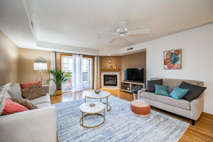 Cozy Westside 2bd/2bth Retreat - 艾奧瓦城