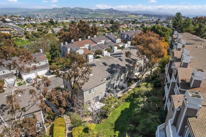 Ocean-close Updated Townhome - Orange County, CA