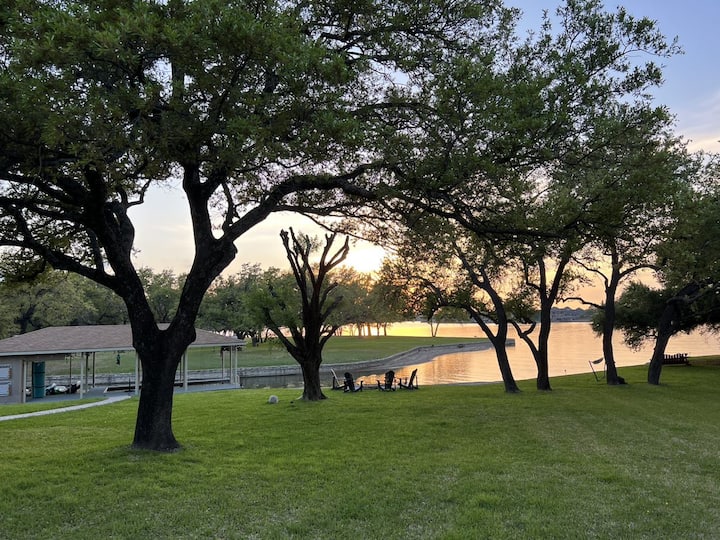 Shorhaus, Gorgeous Main-body Lake Retreat - Granbury, TX
