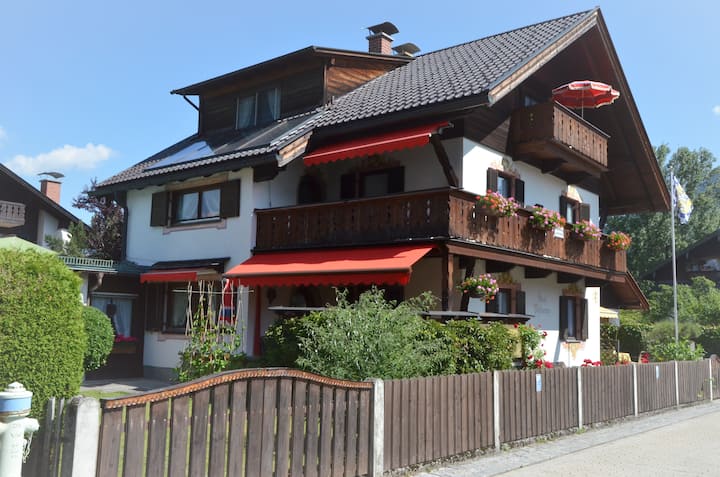 Dachgeschoss-ferienwohnung Mit Bergpanorama - Garmisch-Partenkirchen
