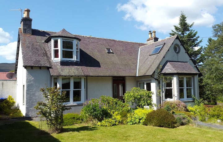 Morrone: Large House & Cottage - Extensive Grounds - Braemar