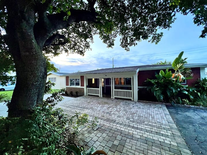 Cozy 4 Bedroom Vacation Home - Miramar, FL