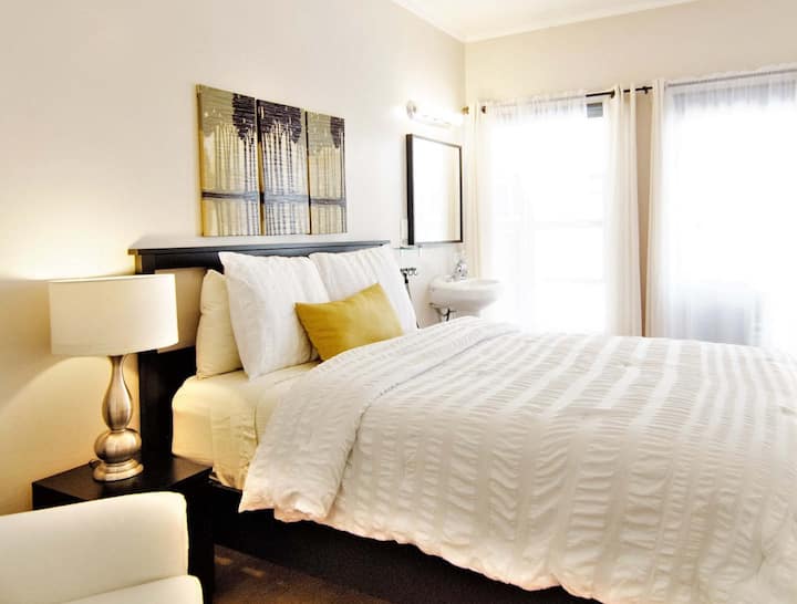 Cozy Queen In Boutique Long Beach Hotel - Long Beach, CA