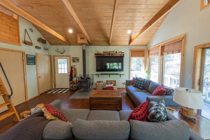 Two-story Creekside Cabin - Olallie State Park, North Bend