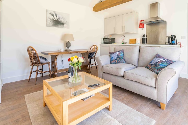 The Sett: Cosy Riverside Home - Bourne