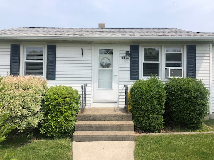 Cozy Cottage~walk To Beaches / Great Price! - Narragansett, RI