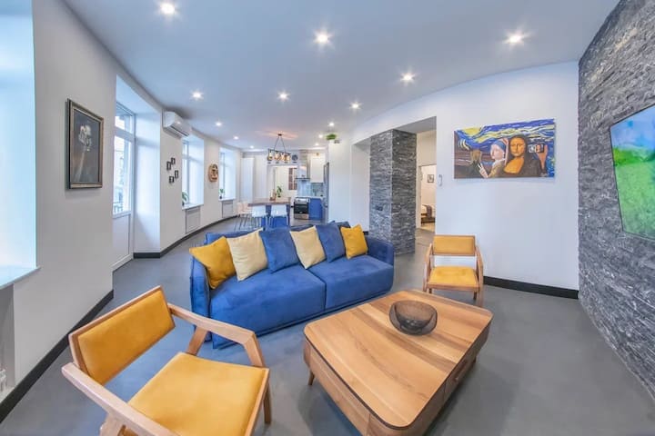 Kentron Luxury Apt Across From Malibu Park Sleep 8 - Yerevan