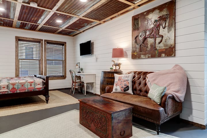 The Rustic Traveler | 83 Walkability Score - Acres Homes - Houston