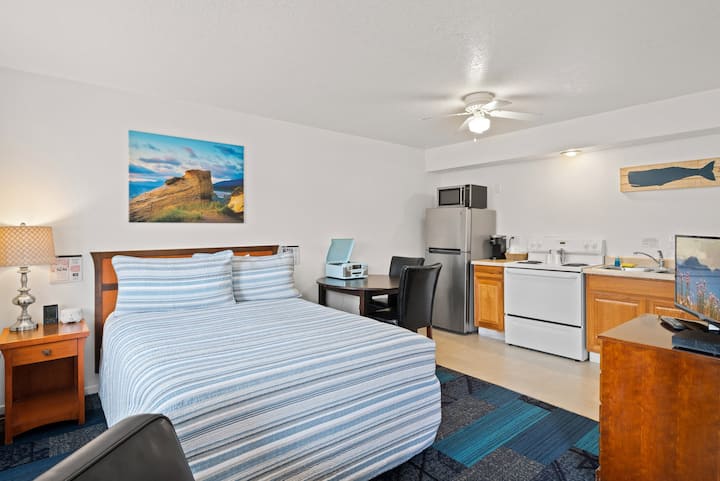 Hotel Room With A Queen Bed + Kitchenette. No Cleaning Fees! - Pacific City, OR