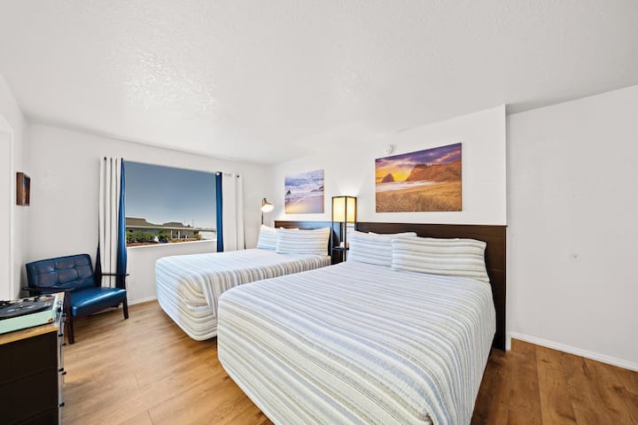 Hotel Room With Two Queen Beds + Kitchenette. No Cleaning Fees! - Pacific City, OR