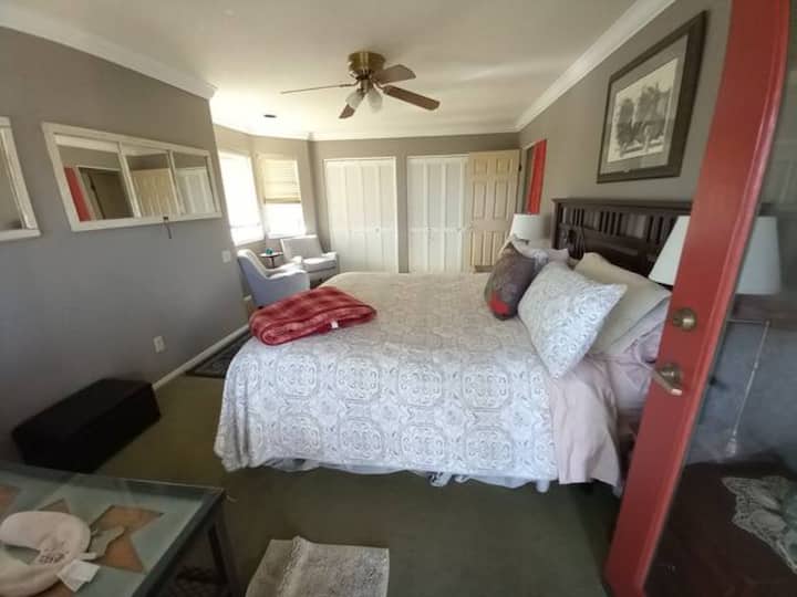 Room W/ King Bed, Private Entrance Deck & Pool - Auburn, CA