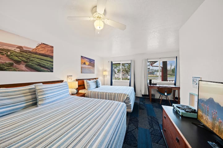 Pet-friendly Hotel Room With Two Queen Beds And No Cleaning Fees! - Pacific City, OR