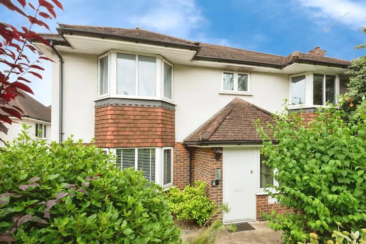 1-bed Ground Floor Apartment With Parking - Dorking