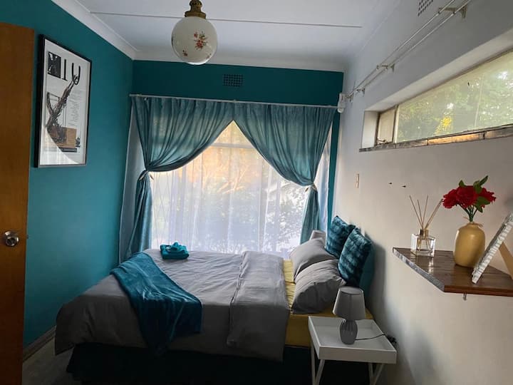 Sensational Antique Queen Suite - Meyerton