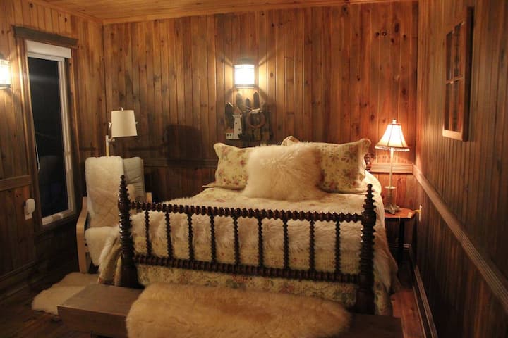 Forested Cozy Cabin With Garden Area In Halifax - Halifax, NS, Canada