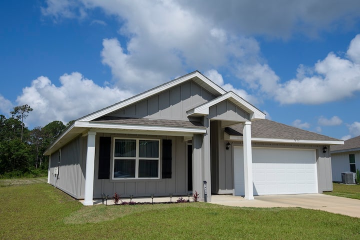 Beachy Home Near All The Fun! - Foley, AL