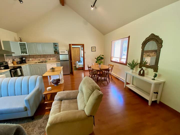 Bird Song Guest House - Salt Spring Island