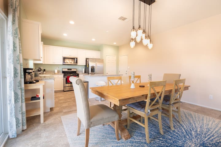 Spacious 4bd/3bth New Home Near Downtown Sleeps 10 - Riverside, CA